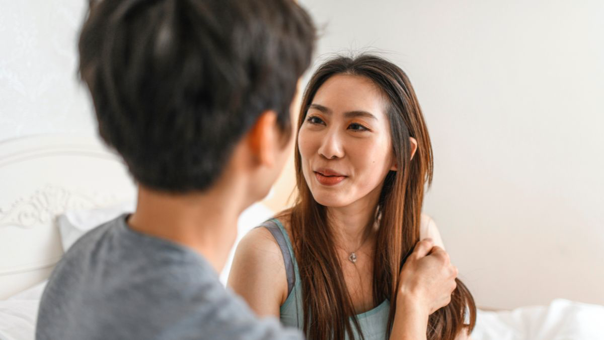 7 Manfaat Pillow Talk untuk Menjaga Keharmonisan - KlikDokter